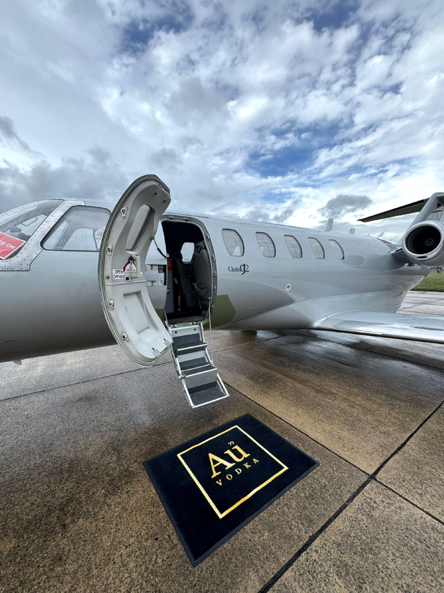 A Seamless Journey for Charlie Sloth at Au Vodka - Volanteus