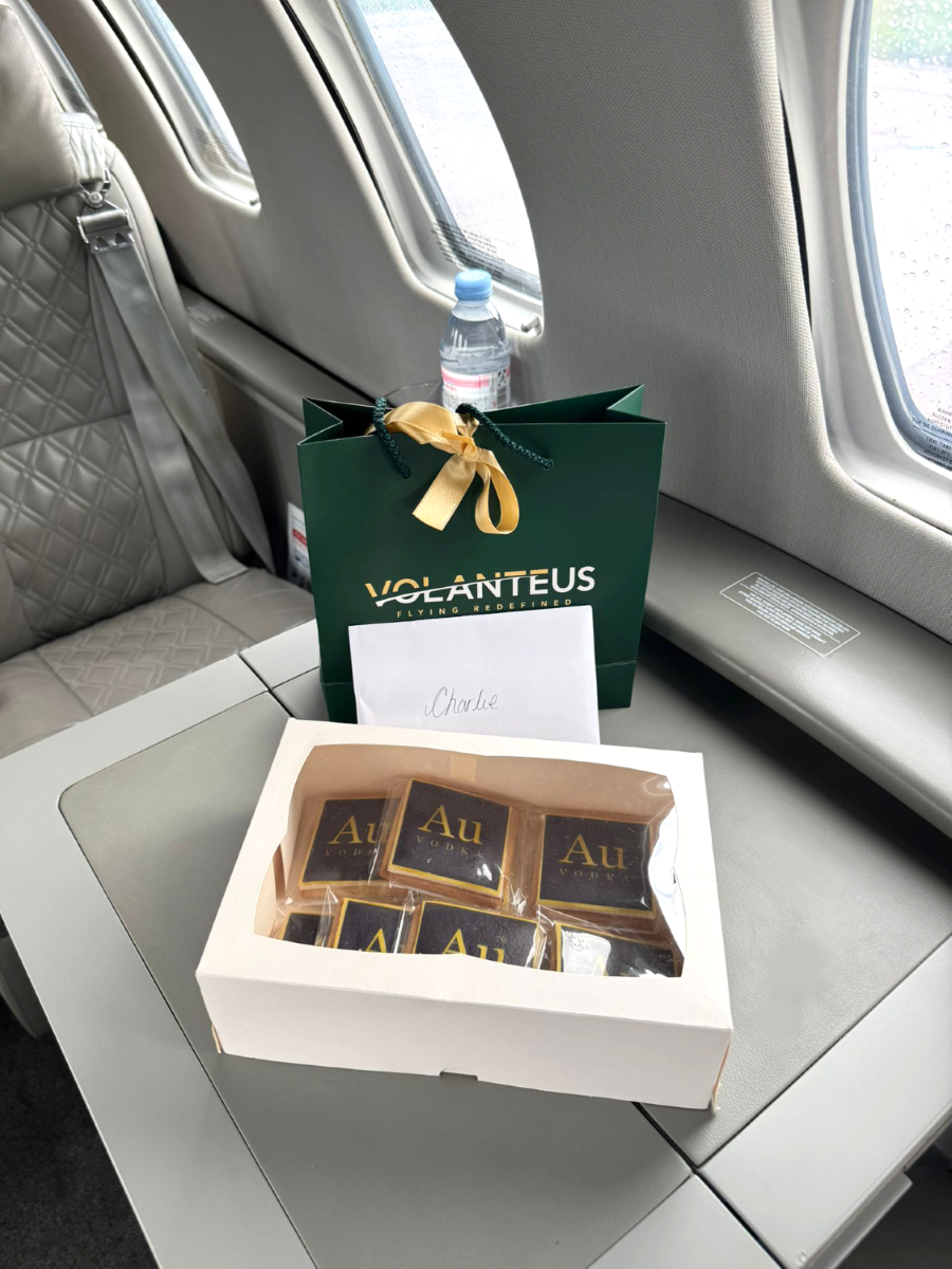 A Seamless Journey for Charlie Sloth at Au Vodka - Volanteus